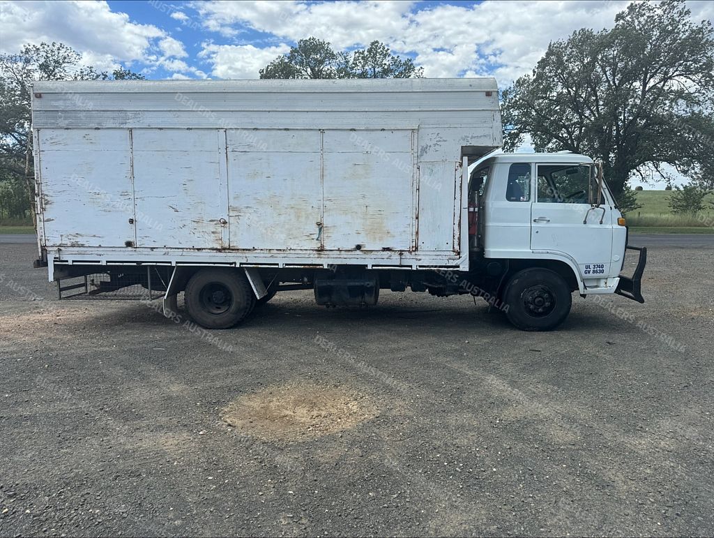 1986 Isuzu FSR 4 Horse Truck | Truck, Trailer & Heavy Equipment Auctions